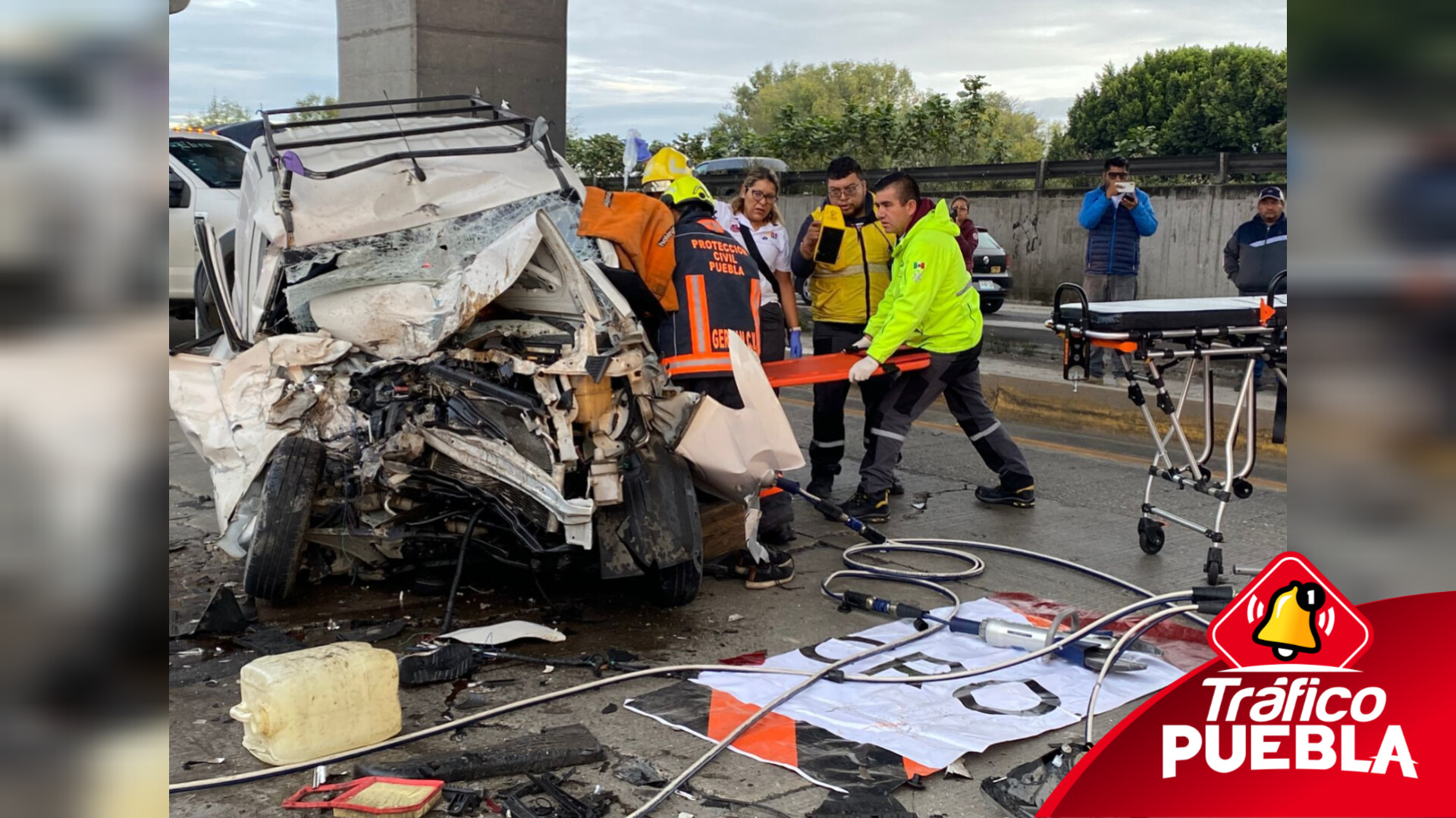 Un hombre prensado y dos más lesionados: choque en la México Puebla