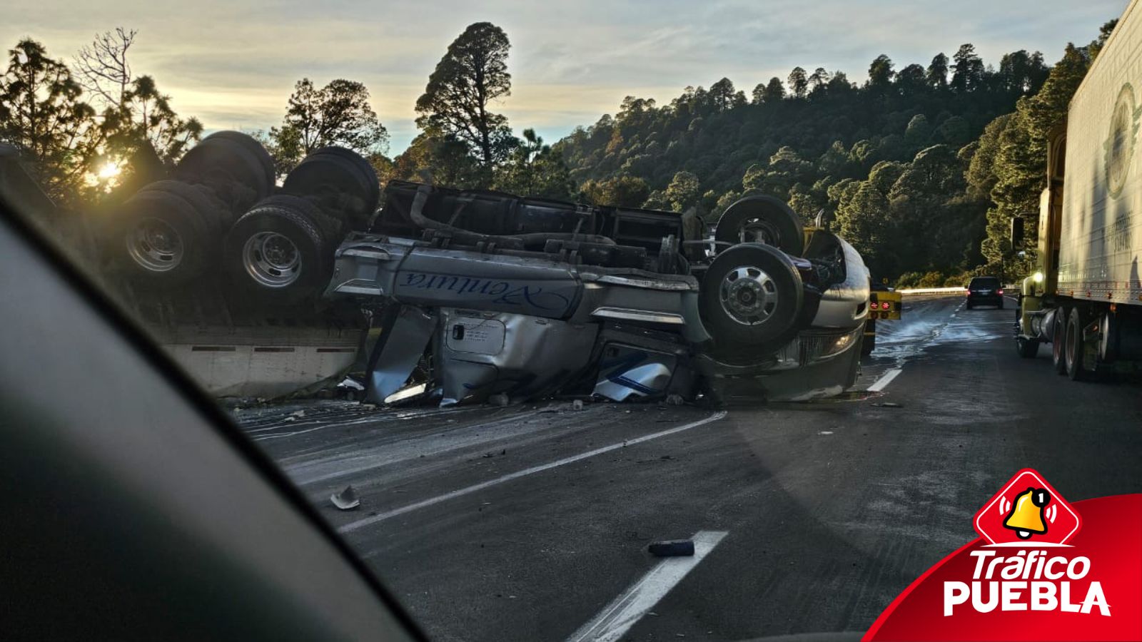 Caos vial en la autopista México-Puebla, volcadura de tráiler bloquea ambos sentidos en Río Frío